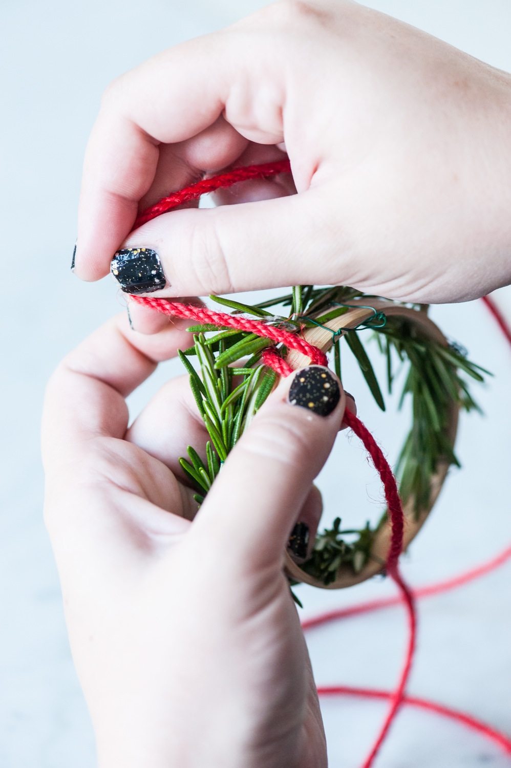 DIY Mini Rosemary Wreath Garland | The Sweetest Occasion | Bloglovin’