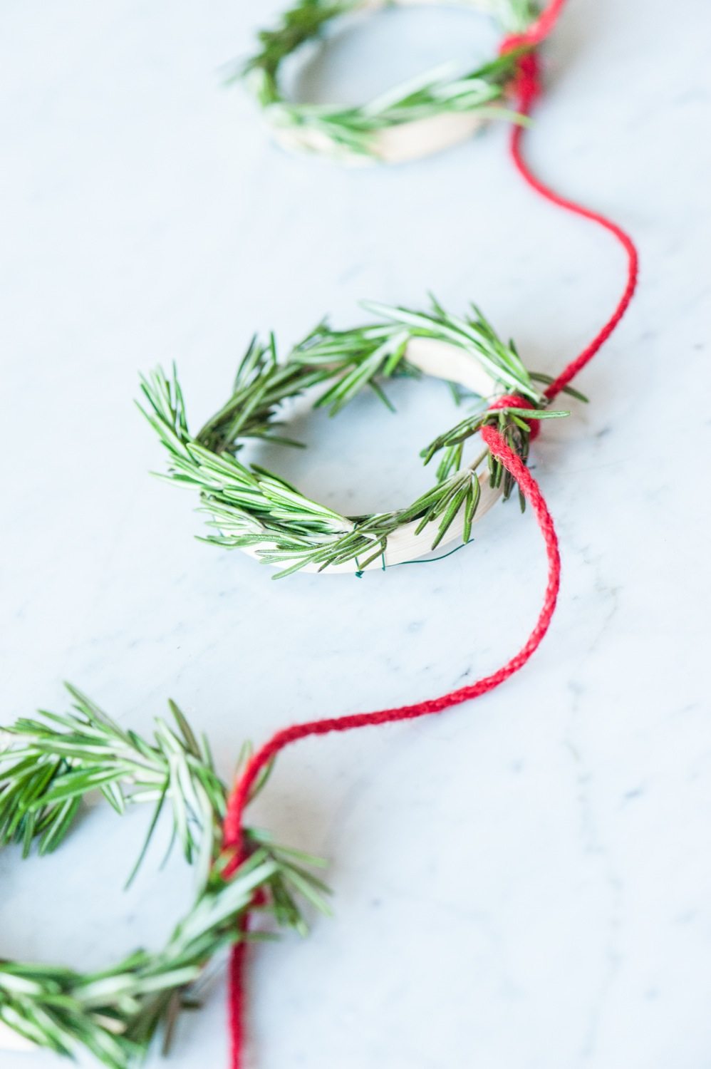 DIY Mini Rosemary Wreath Garland | The Sweetest Occasion | Bloglovin’